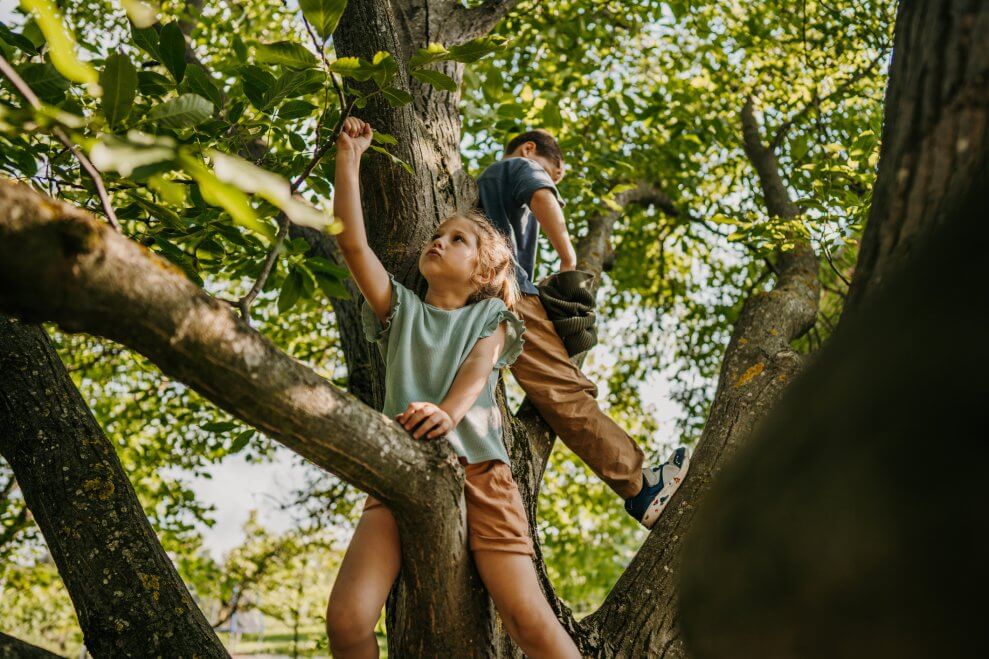 20 outdoor sensory play activities for young children + free printable ...