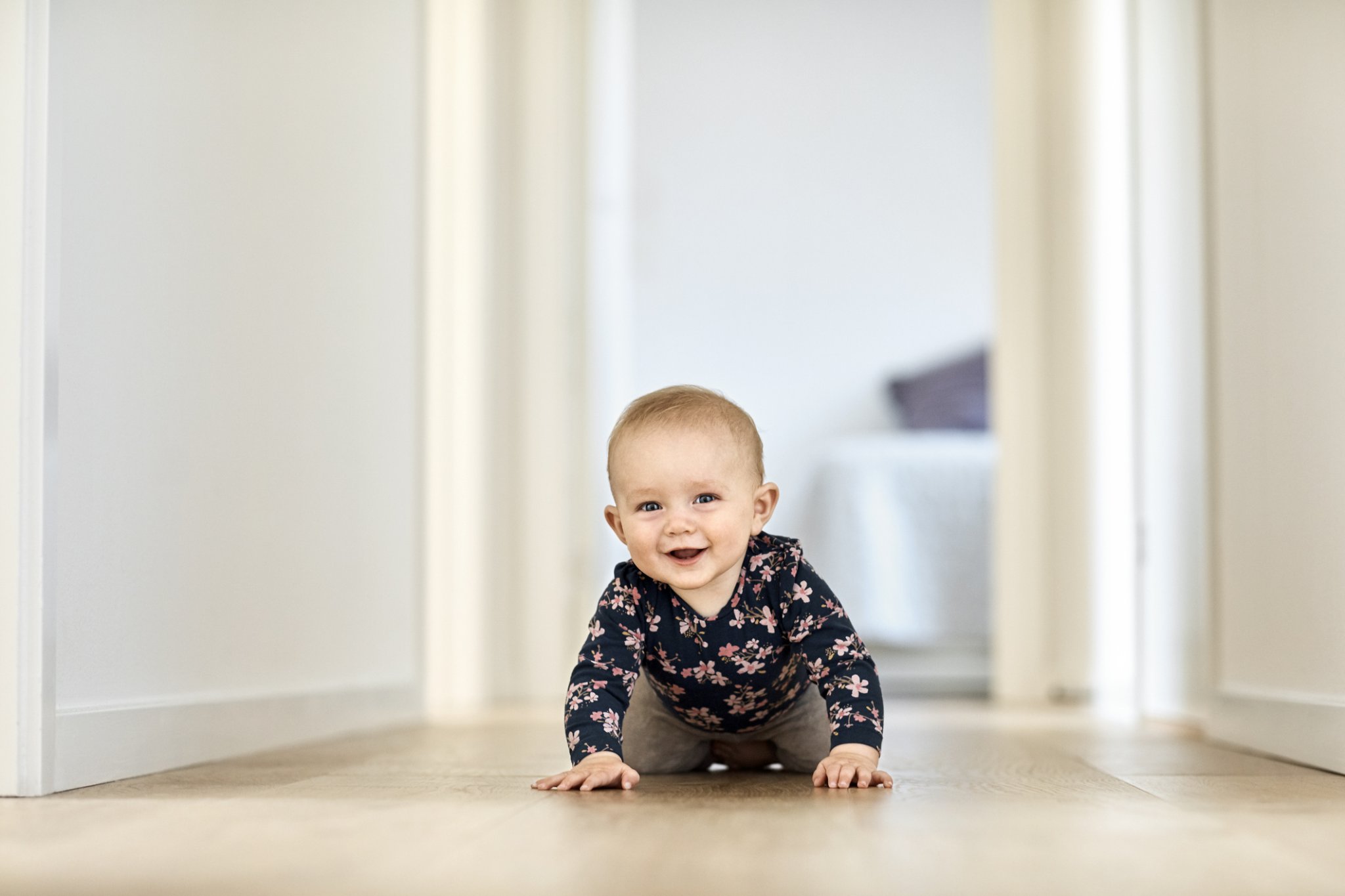 Why babies need the freedom to move + floor activities for each stage ...